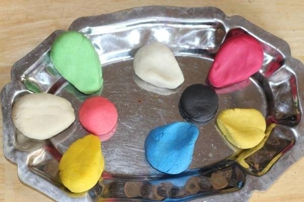 Hướng dẫn mẹ 2 cách làm đất nặn an toàn cho bé chơi