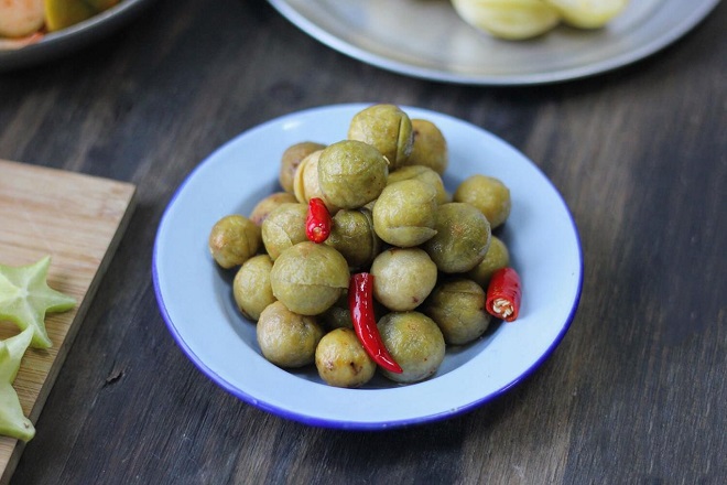 2 cách ngâm sấu cơ bản giòn ngon chị em nào cũng nên biết