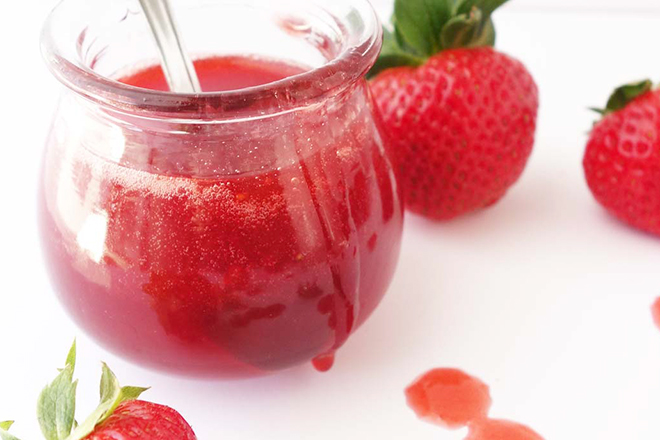 Cách làm siro dâu cực dễ để giải khát ngày nóng