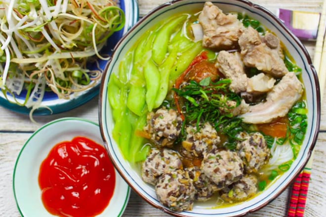 Cách nấu bún ốc dọc mùng ngon chuẩn vị, không bị tanh